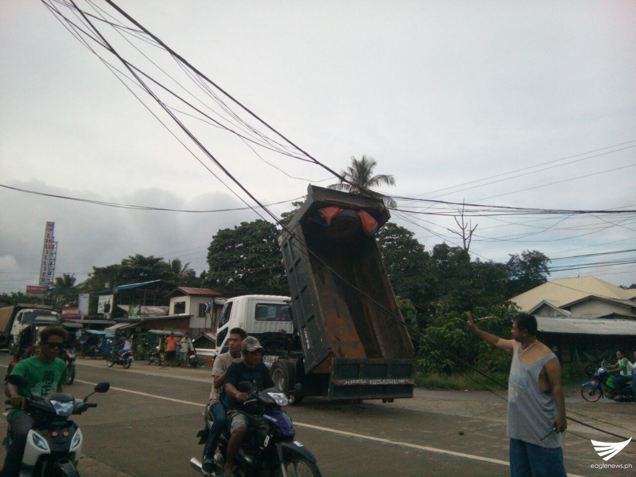 Dump truck sumabit sa kable ng kuryente – Eagle News Dump truck sumabit sa kable ng kuryente – Eagle News
