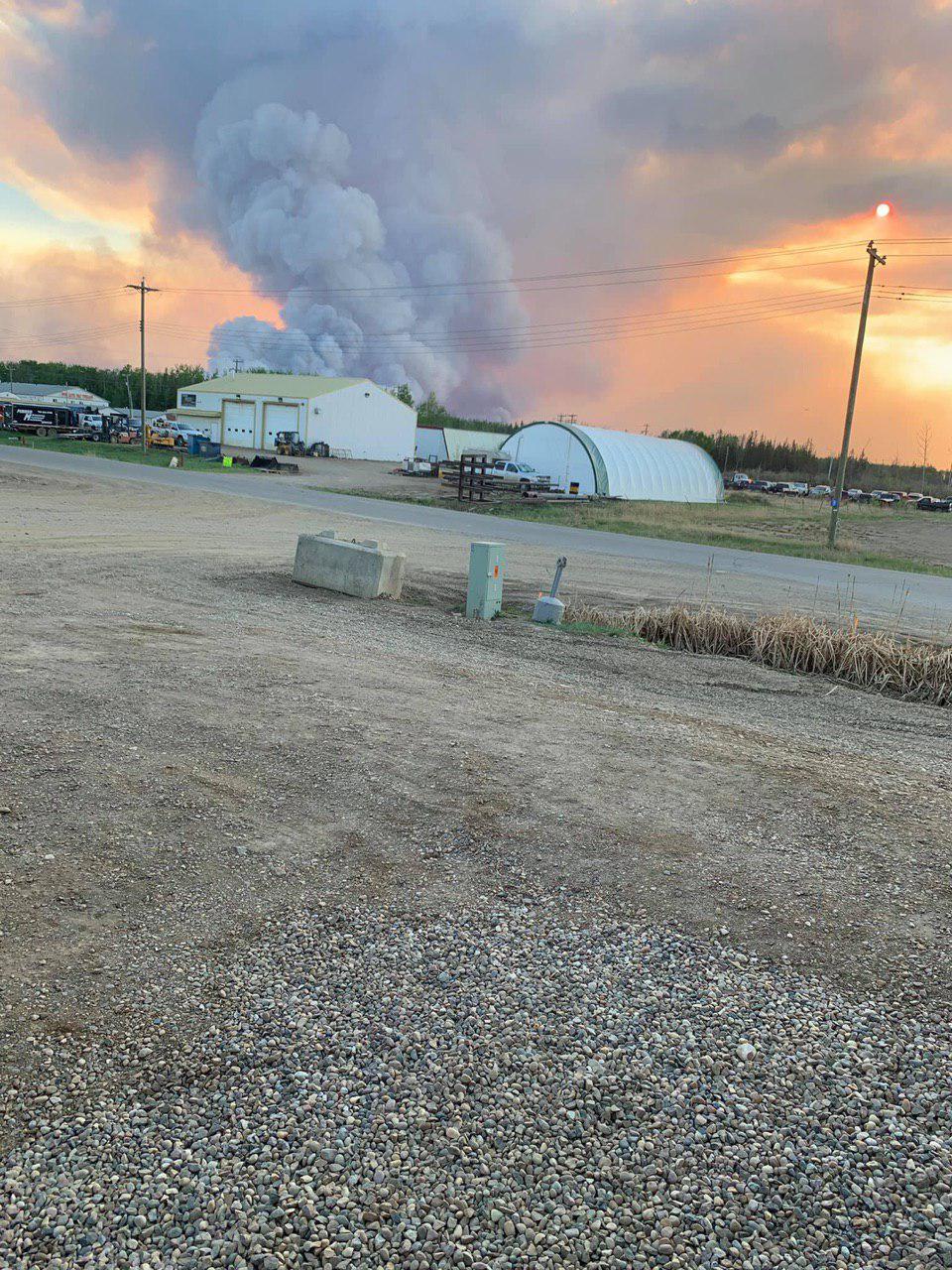 Alberta wildfire forces thousands from homes, threatens High Level ...