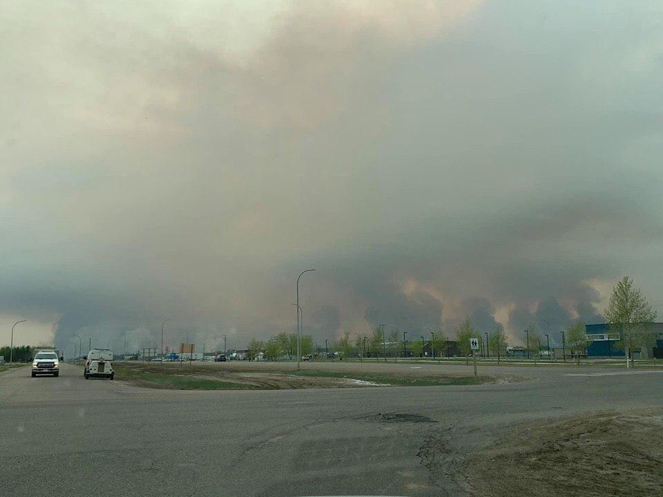 Alberta wildfire forces thousands from homes, threatens High Level ...