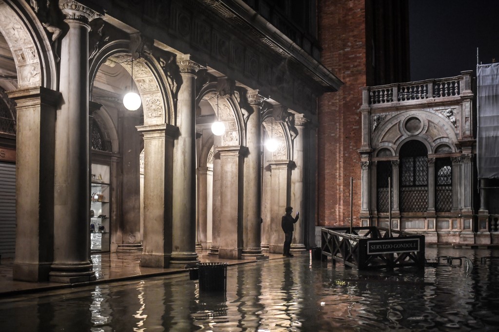 Venice underwater as exceptional tide sweeps through canal city – Eagle ...
