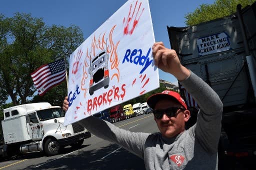 Protesting truckers blare horns outside Trump White House briefing ...