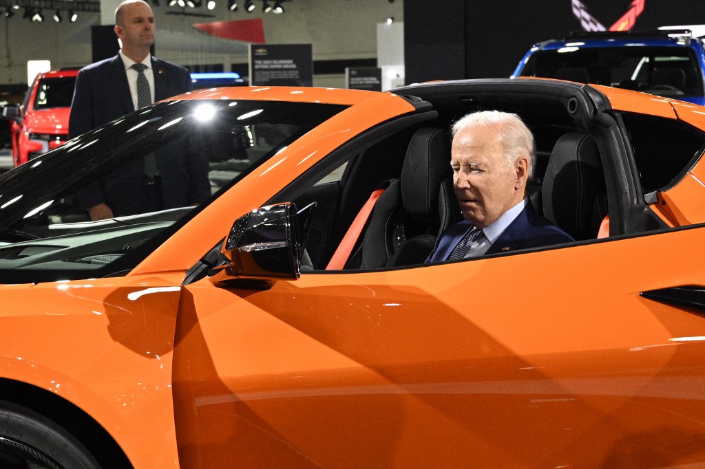 Biden tours Detroit Auto Show, highlighting electric vehicle push – Eagle News