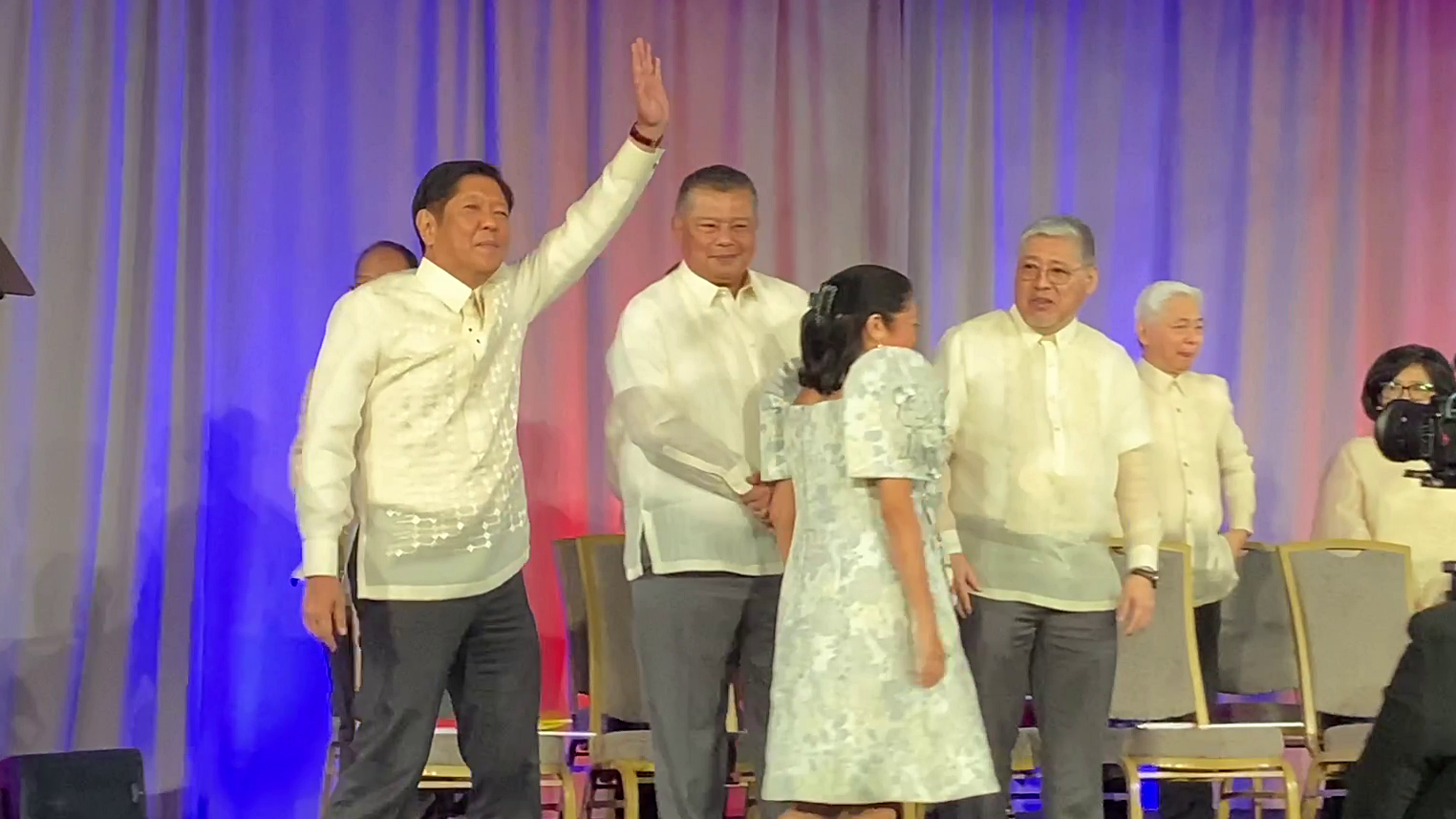 Philippine President Marcos welcomed by Biden, Filipino community in ...